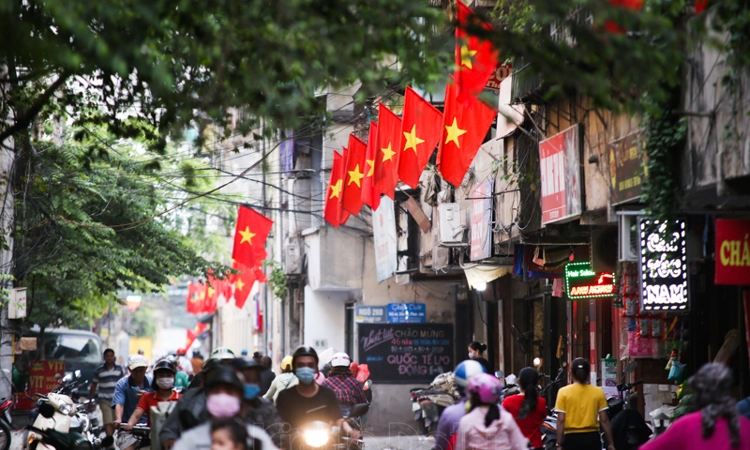Hà Nội: Ngõ nhỏ, phố nhỏ rực rỡ cờ đỏ chào đón ngày lễ 30/4