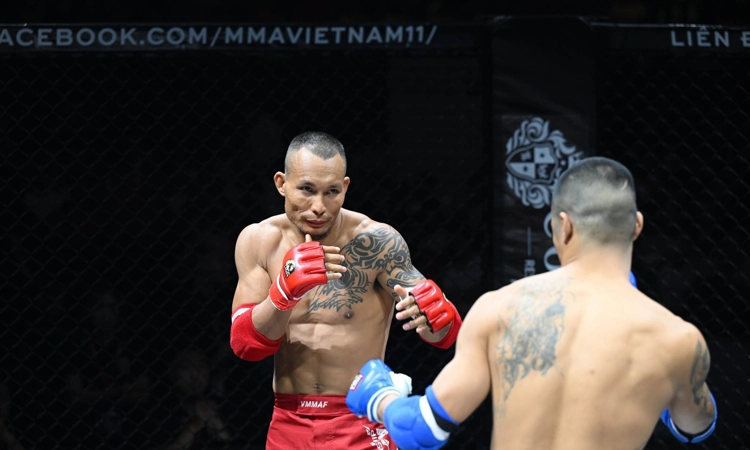 Trần Quang Lộc thắng knockout đối thủ ở bán kết LION Championship